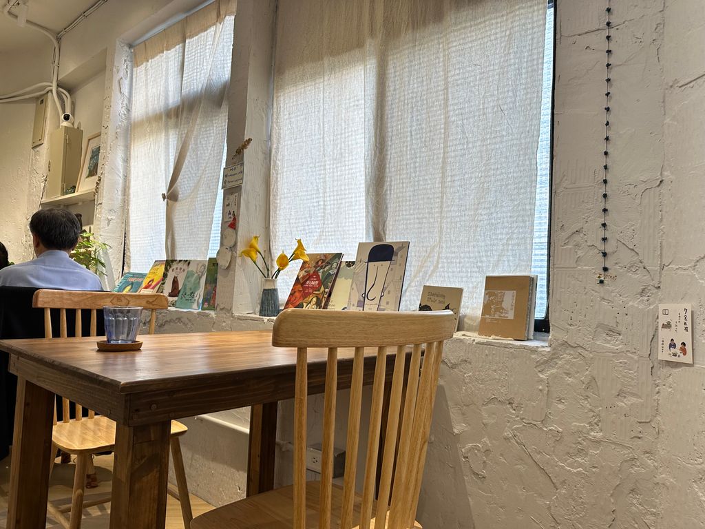 咖喳 Catcha | 海子家珈琲｜安靜不限時咖啡店 | 推薦一家適合工作的咖啡廳，不限時、插座位置多、WIFI 很強