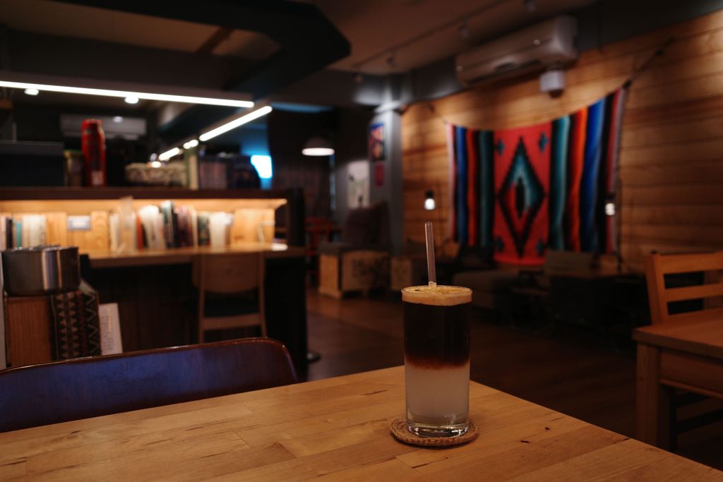 咖喳 Catcha | 營火 Campfire Cafe | 推薦一家適合工作的咖啡廳，不限時、插座位置多、WIFI 很強