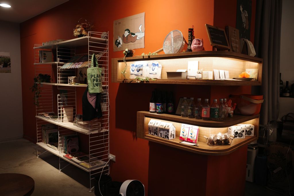 咖喳 Catcha | 露徑 On The Road | 推薦一家適合工作的咖啡廳，有限時、插座位置多、WIFI 很強