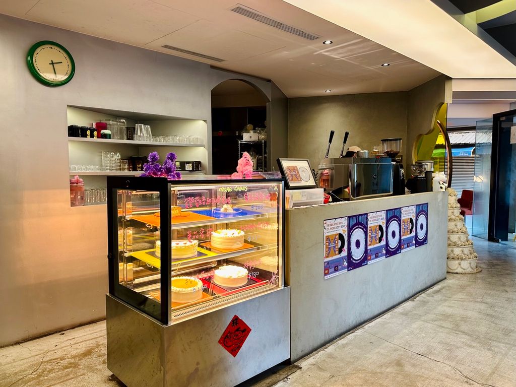 咖喳 Catcha | 抹More | 推薦一家適合工作的咖啡廳，不限時、插座位置多、WIFI 普通