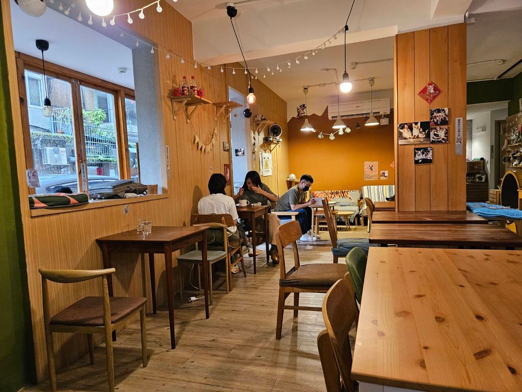 咖喳 Catcha | BreakFirst CAFE/Studio | 推薦一家適合工作的咖啡廳，不限時、插座位置多、WIFI 很強