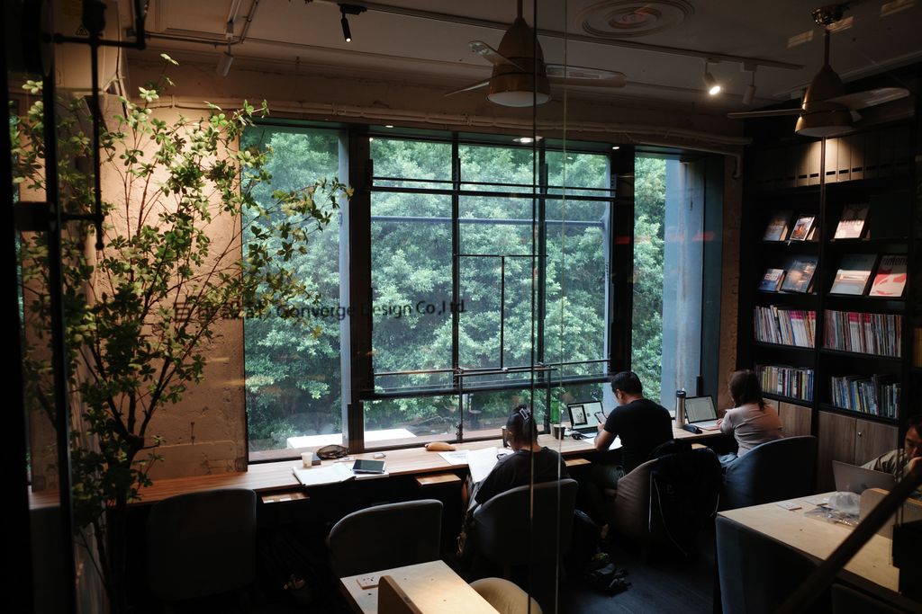 咖喳 Catcha | CE' & Library134 | 推薦一家適合工作的咖啡廳，有限時、插座位置多、WIFI 很強