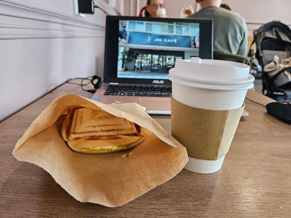 咖喳 Catcha | JIN Cafe(錦咖啡) | 推薦一家適合工作的咖啡廳，不限時、插座位置少、WIFI 普通